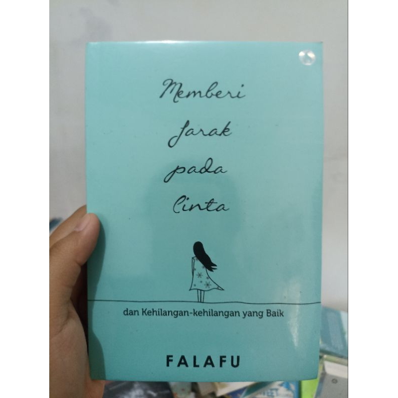 Jual Buku Memberi Jarak Pada Cinta karya Falafu | Shopee Indonesia