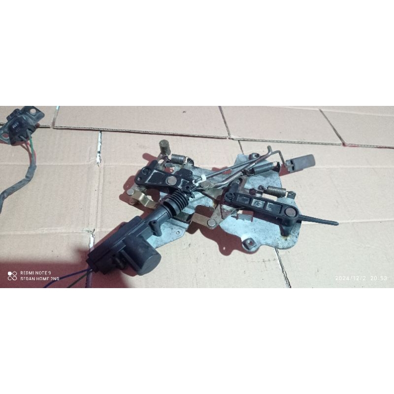 Jual doorlock mekanisme pintu belakang kanan kia carnival | Shopee ...