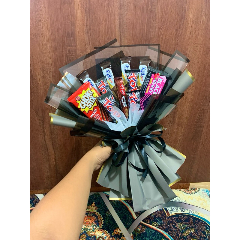 Jual Buket snack wisuda hitam | Shopee Indonesia