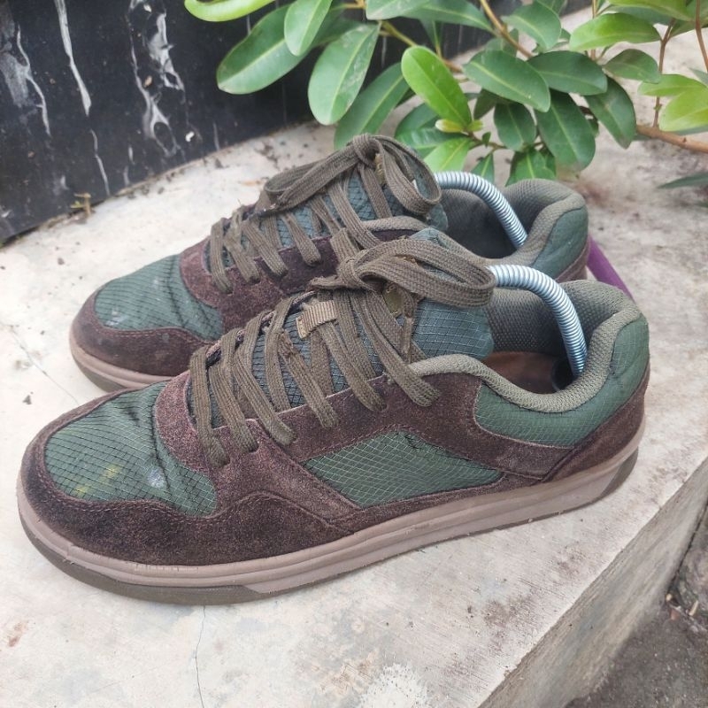 Jual sepatu sneakers second merk 3I-93r size 42(26,5cm) | Shopee Indonesia