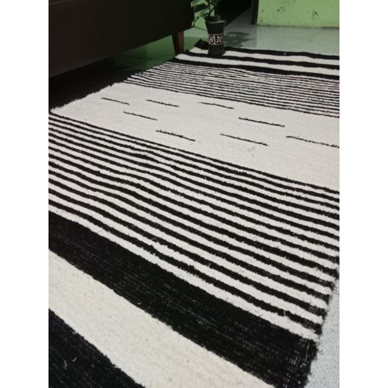 Jual karpet tenun ATBM aesthetic traditional line black | Shopee Indonesia