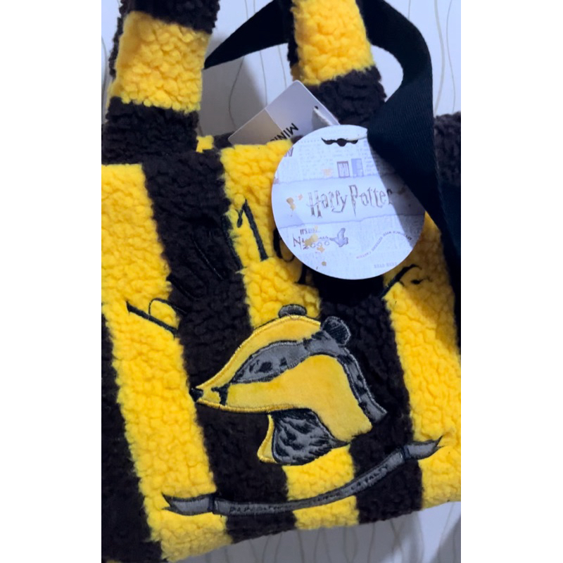 Jual Miniso x Harry Potter Slingbag Bulu Hufflepuff | Shopee Indonesia