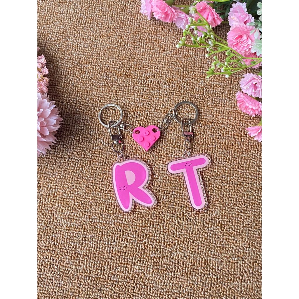 Jual Whiitestuff x Pinky Mama Gantungan Kunci Inisial Huruf | Hati Love ...