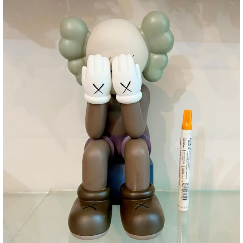 Jual mainan action figure kaws sitting brownbrown kaws duduk boxtinggi ...