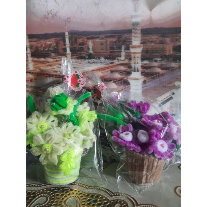 Jual Bunga dan pot bunga dari kawat bulu. cocok untuk menghias meja ...