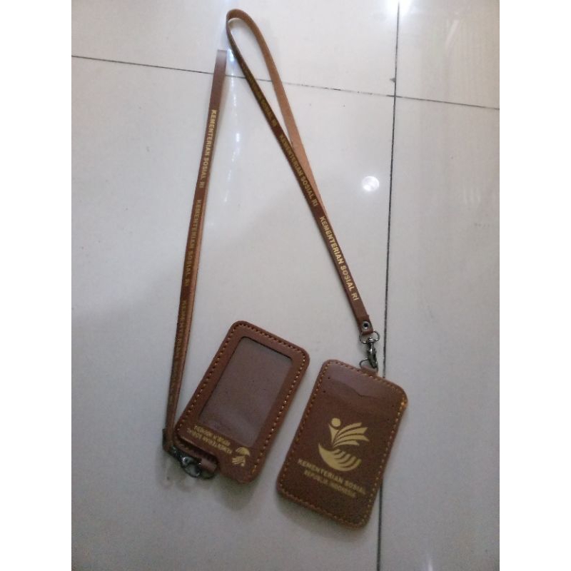 Jual tempat id card kementrian sosial tali semi kulit sablon bahan ...