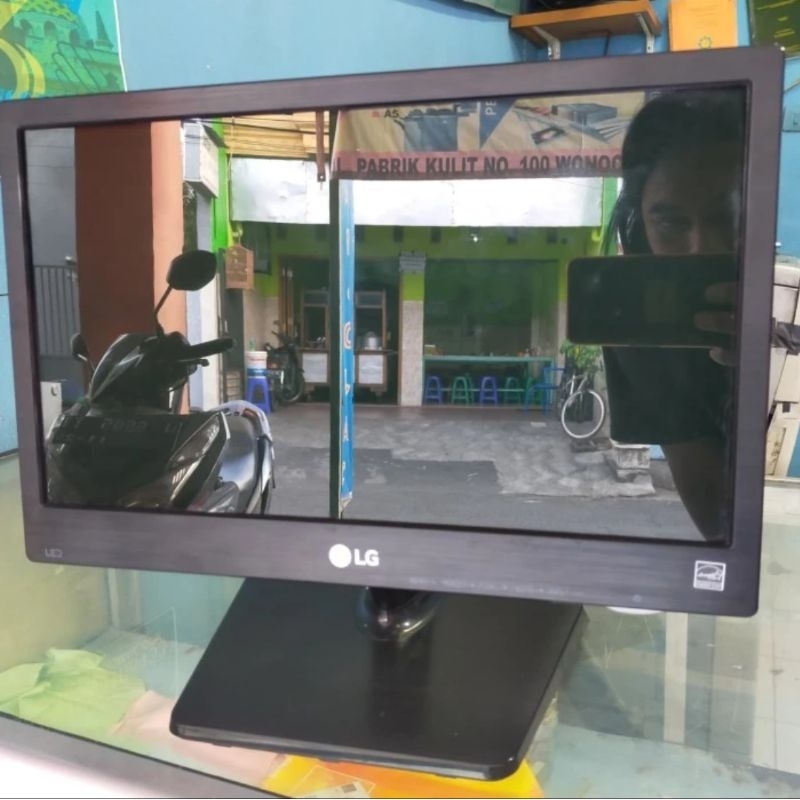 Jual Monitor LED LG 16 inch Wide Screen Like New | Shopee Indonesia