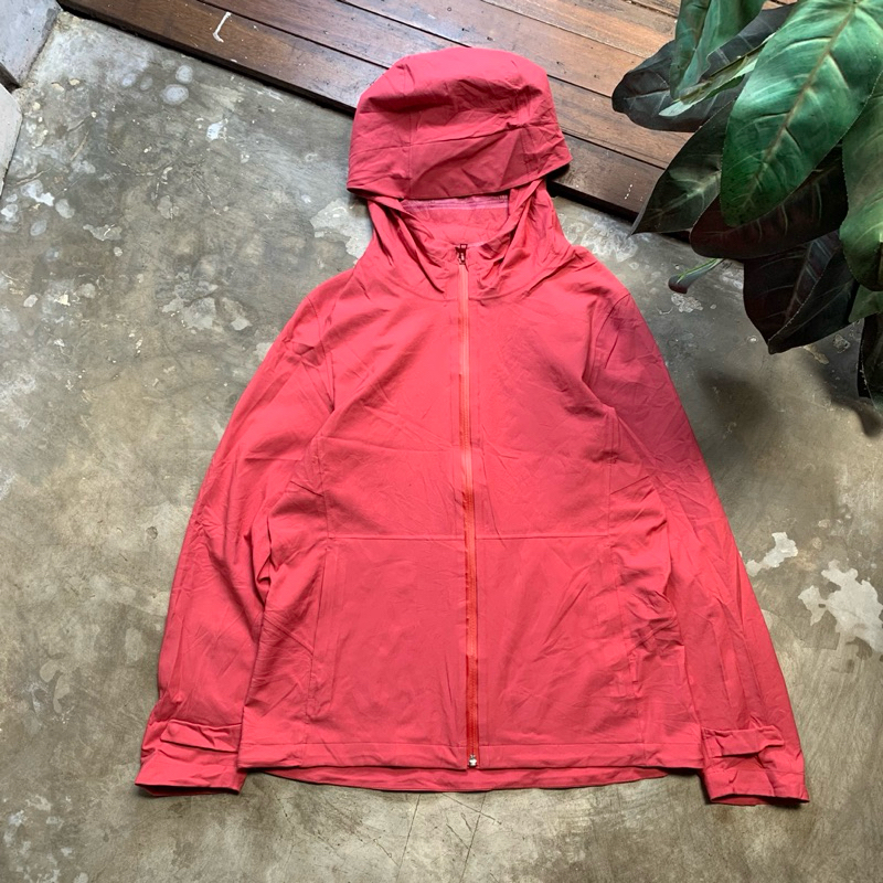 Jual Uniqlo Blocktech red | Shopee Indonesia