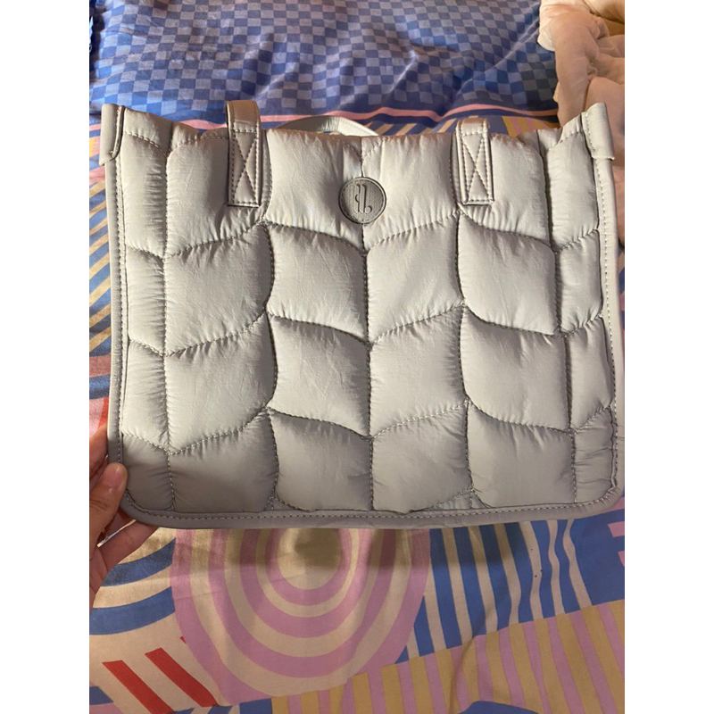 Jual preloved tas hey local. defect sobek di bawah tas | Shopee Indonesia