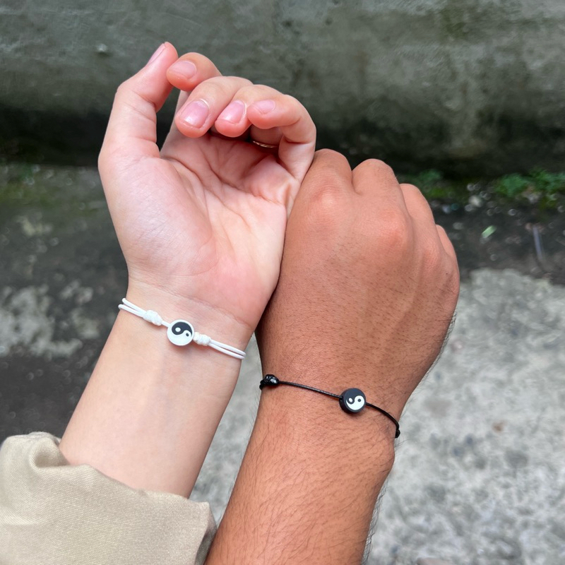 Jual (ready) COD Free Gift Gelang Couple Magnet Gradasi Hitam Putih ...
