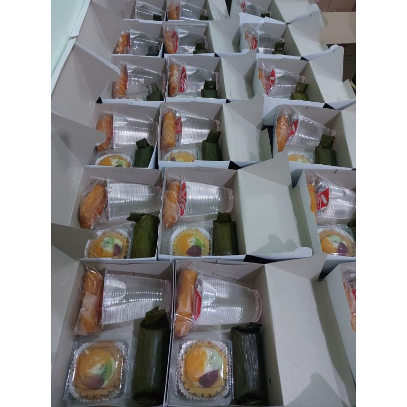 Jual PAKET SNACK BOX ISI 4 / JAJANAN PASAR/ KUE BASAH | Shopee Indonesia