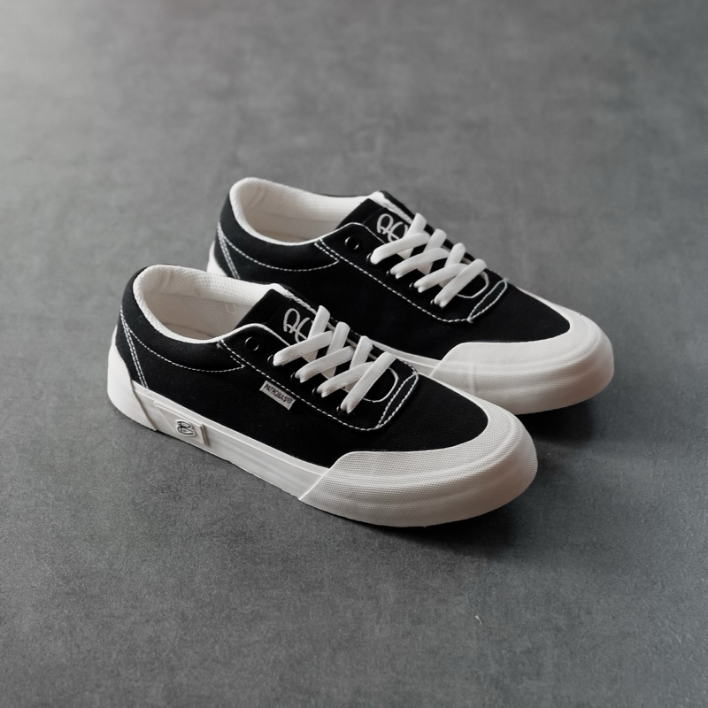Jual PATROBAS Sepatu Patrobas Basic Black White Low Original Made In Indonesia | Shopee Indonesia