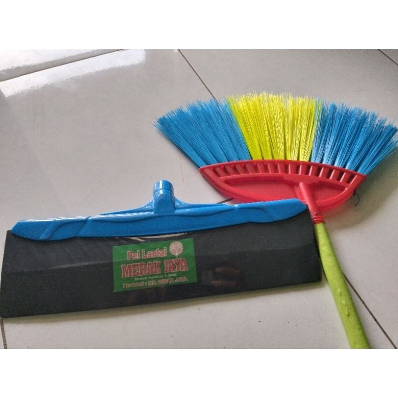 Jual Dua macam alat kebersihan Sapu senar dan wifer lantai dorong air ...