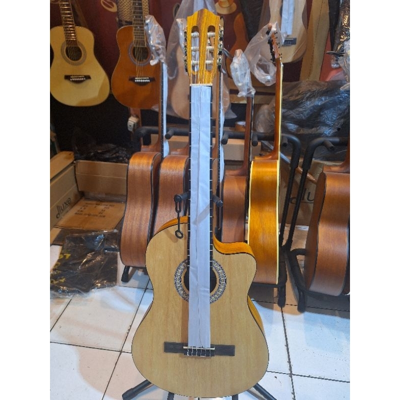 Jual Gitar Klasik Nylon Merek Deluxe Type DCC-10 4/4 Clasic Nylon ...
