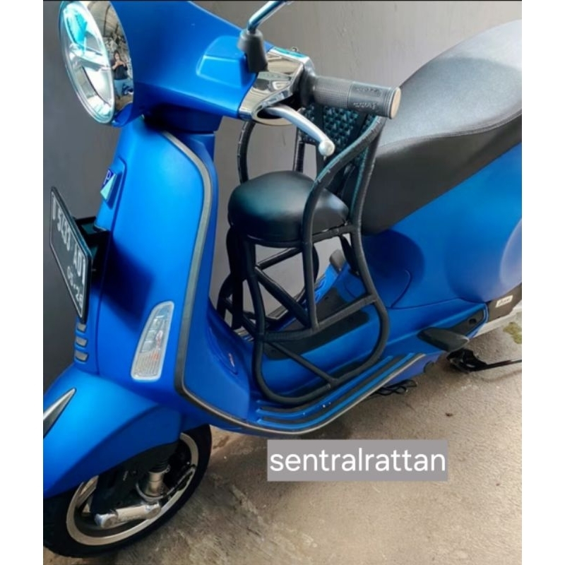 Jual kursi bonceng rotan motor vespa full black fre bantal stang ...