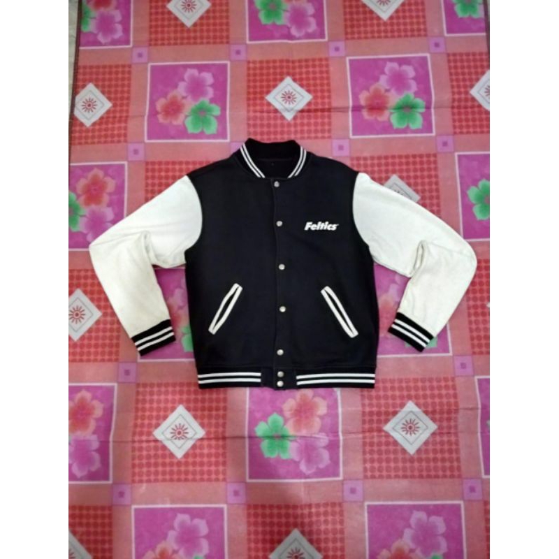 Jual VARSITY FELTICS HITAM DAN PUTIH | Shopee Indonesia