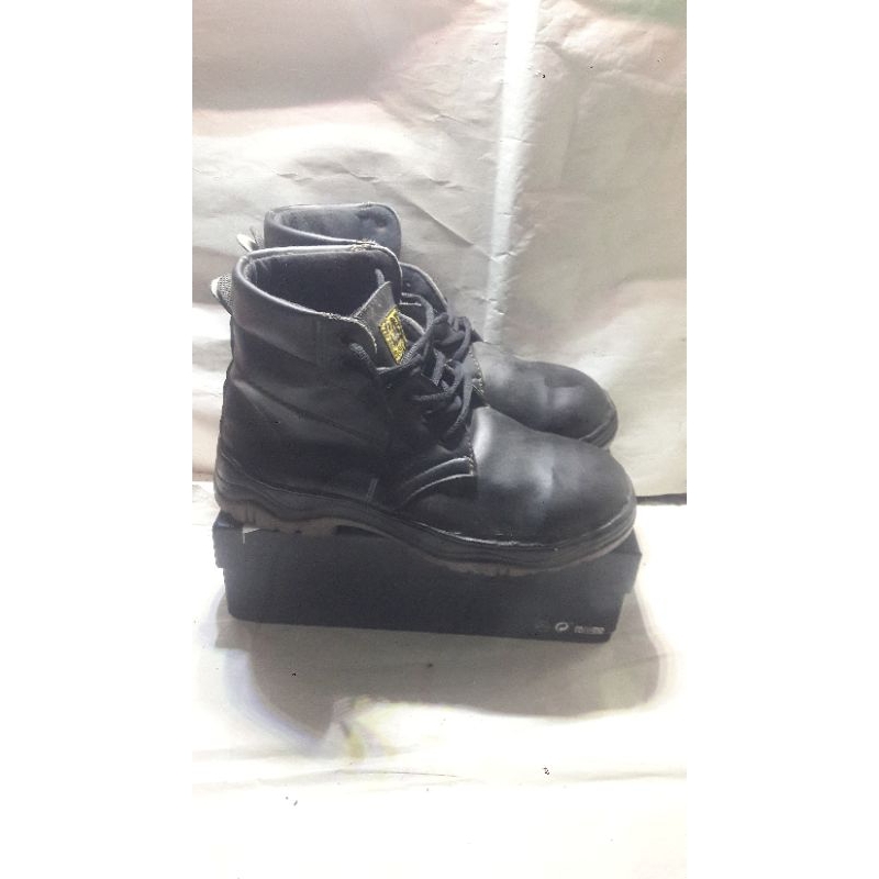 Jual jual sepatu safety merek Caterpillar,ukuran 42 cm,tapak sudah di ...