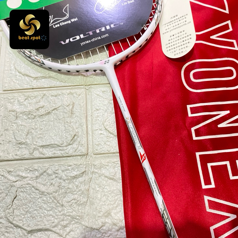 Jual raket badminton voltric zforce white carbon import siap pakai ...