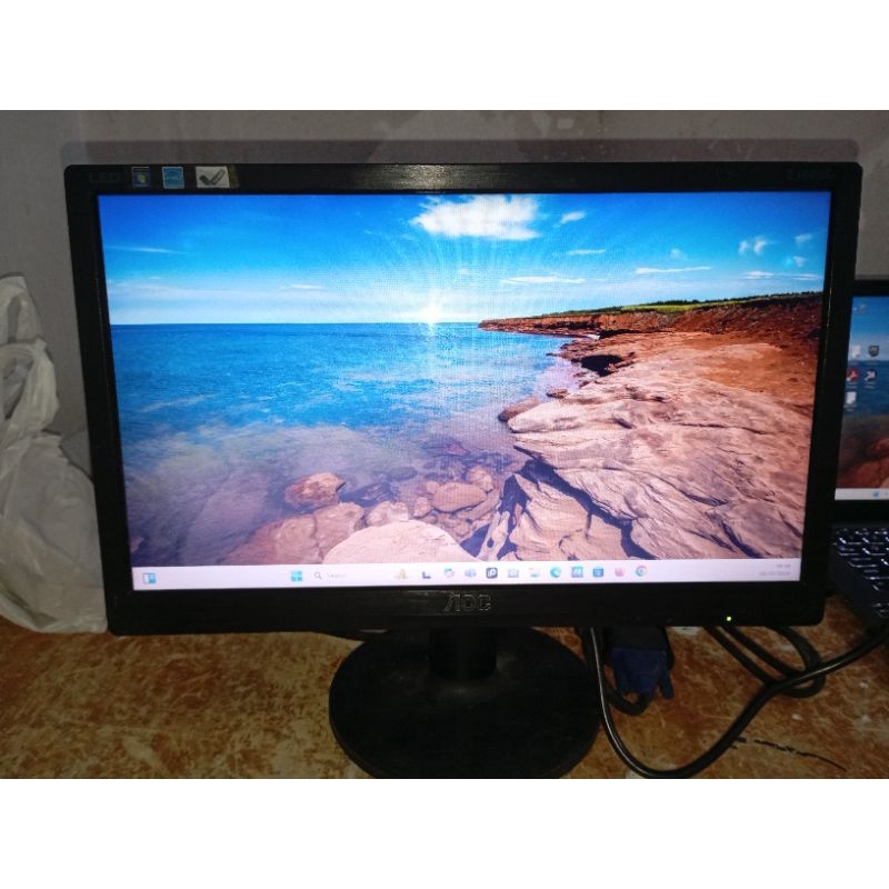 Jual Monitor LED AOC 16 inch wide screen minus white spot halus setitik ...