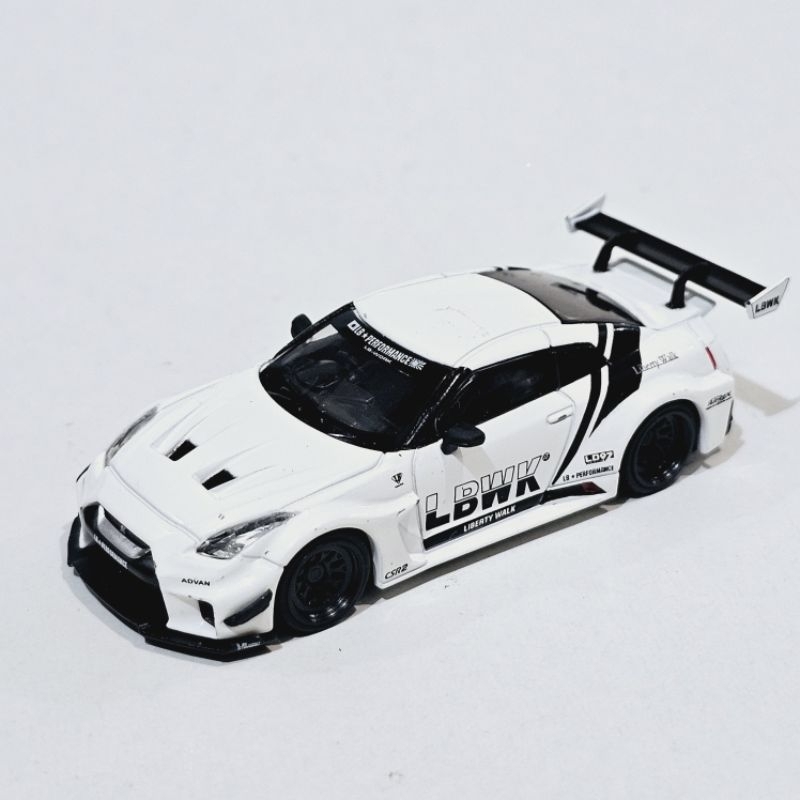 Jual mini gt lb silhouette works gt nissan 35gt RR white LBWK R35 GTR ...
