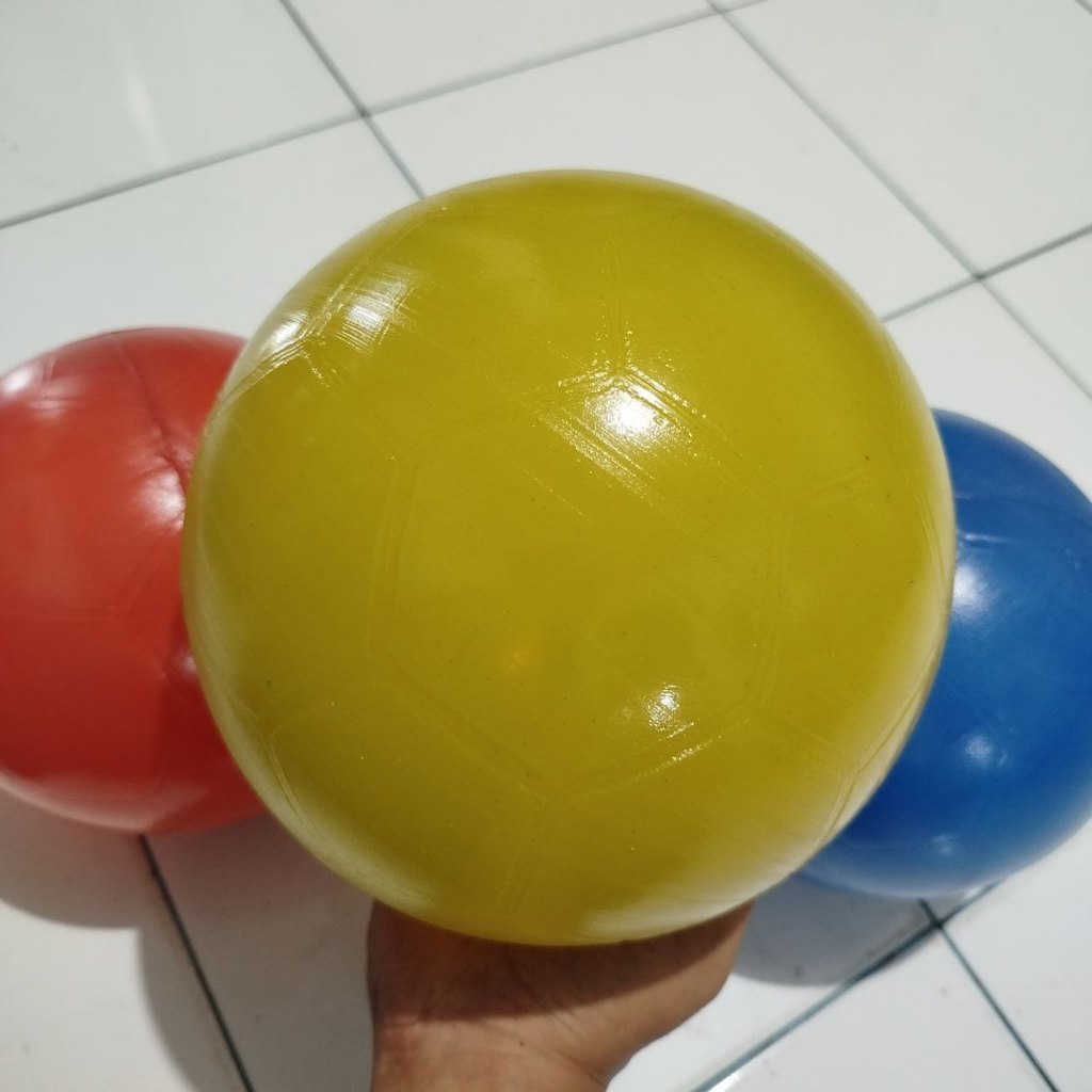 Jual Bola Plastik Warna Polos Standard Bal Plastik Sepak Bola Ball ...