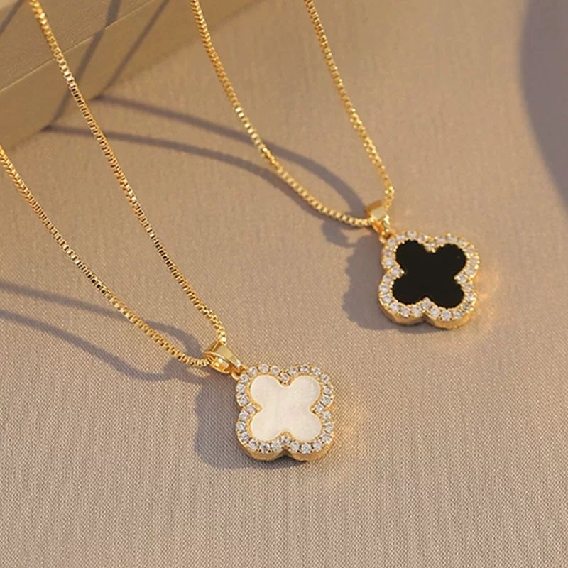Jual Kalung Wanita Titanium Bunga Clover Bolak balik Hitam Putih ...