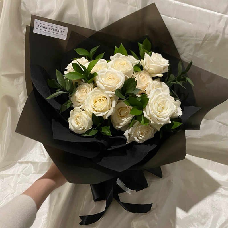 Jual Buket Bunga Mawar Putih (Black and White Roses) | Shopee Indonesia