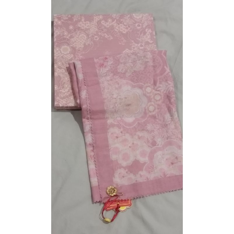 Jual buttonscarves new complete box | Shopee Indonesia