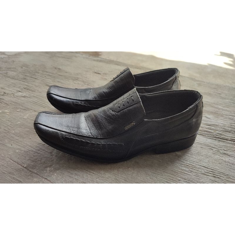 Jual sepatu pantofel Bally second original | Shopee Indonesia