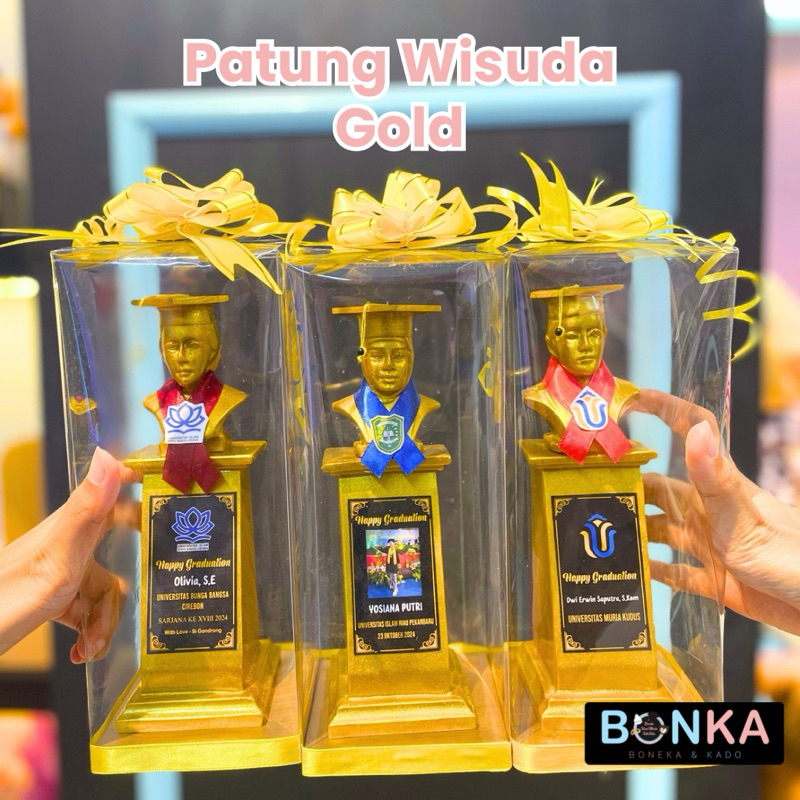Jual Plakat Patung Wisuda Gold Hadiah Kelulusan Gift Graduation Custom ...