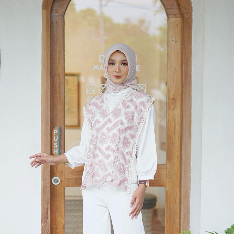 Jual Delova Wardrobe - VEST CLARA Rompi Brukat Modern Casual | Vintage ...