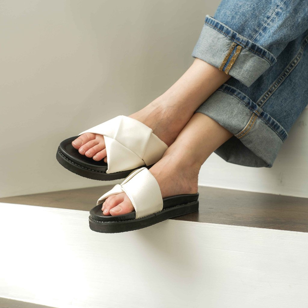 Jual Benika Series Le Norte | Sandal Slide Flat Footbed Wanita Sandal ...