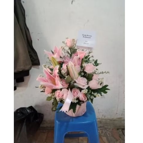 Jual Rangkaian bunga mawar vas + bunga lili | Shopee Indonesia