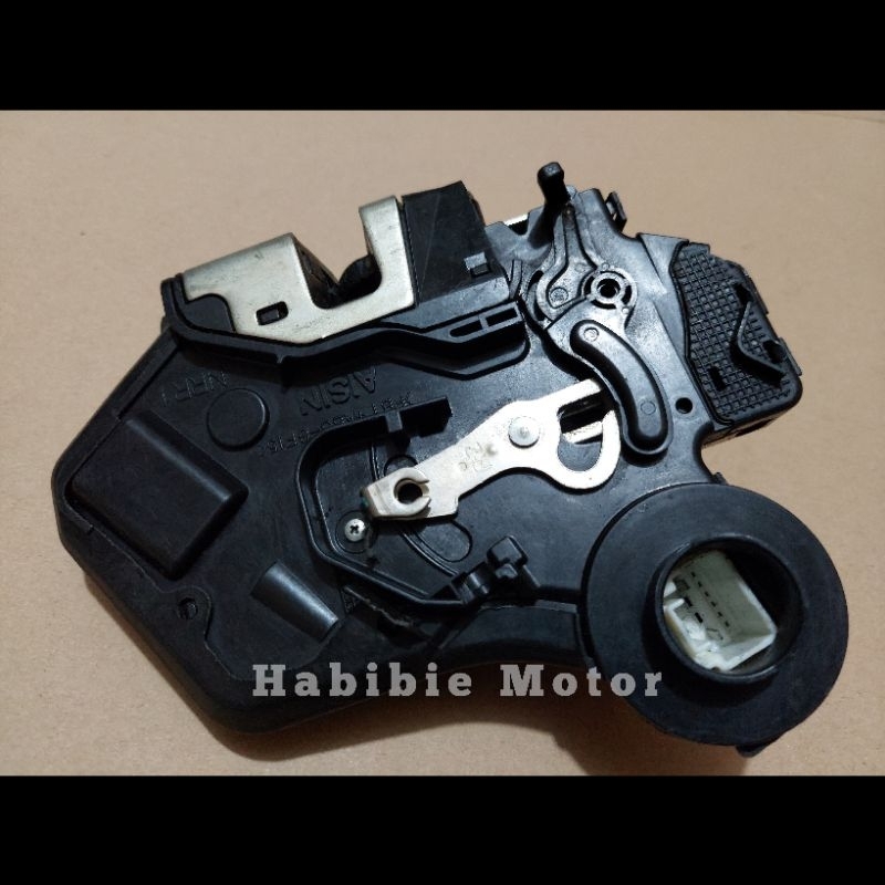 Jual DOOR LOCK KANAN (RH) TOYOTA INNOVA FORTUNER HILUX VIOS YARIS ALTIS ...