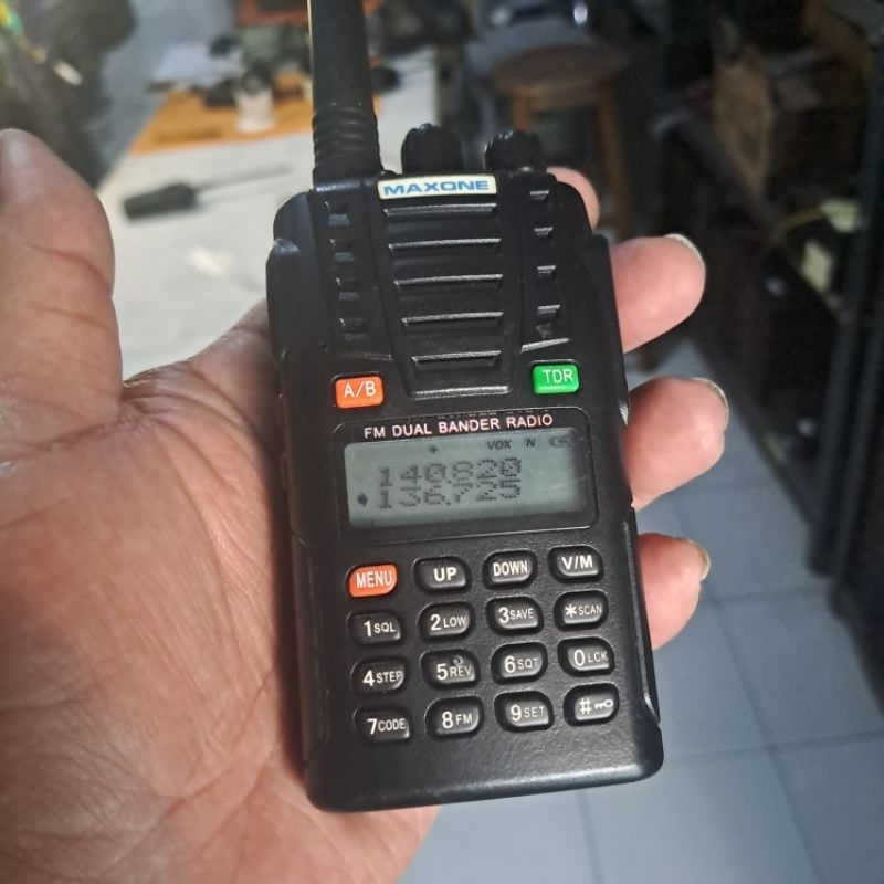 Jual HT MAXONE UV98 DUAL BAND VHF DAN UHF HT BAGUS LANGKA POWER 8 WATT ...