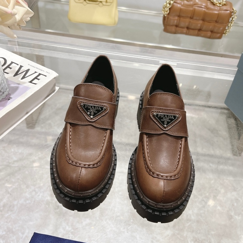 Jual P Model Baru 2024 Sepatu Loafers Sol Tebal dengan Kancing Segitiga ...