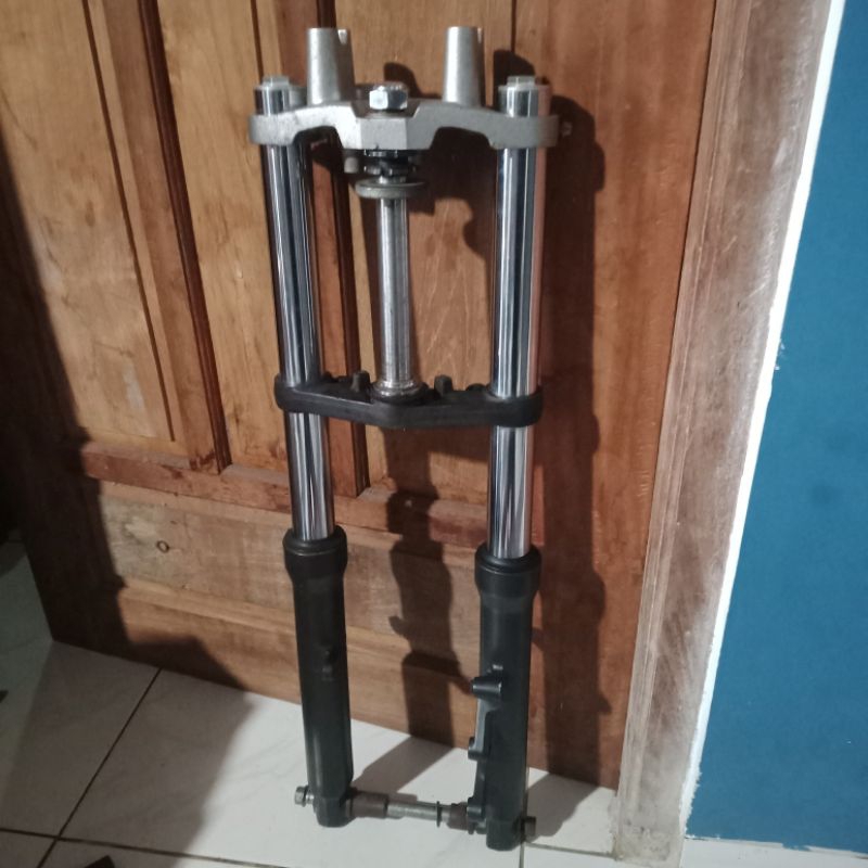 Jual shockbreaker depan set T atas bawah as bottom Shok original Yamaha ...