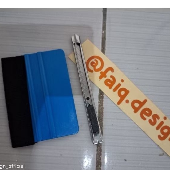 Jual Alat Pasang stiker alat gosok stiker dan pisau cutter sesuai foto ...