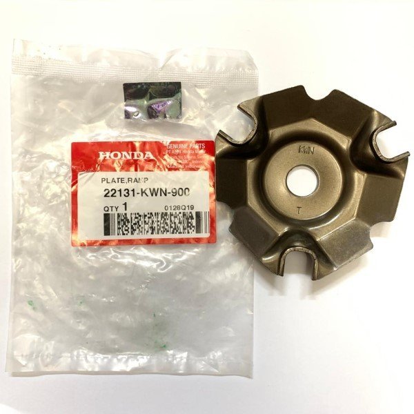 Jual PLAT RAMP BESI TUTUP RUMAH ROLLER VARIO 125 150 PCX 22131-KWN-900 ...