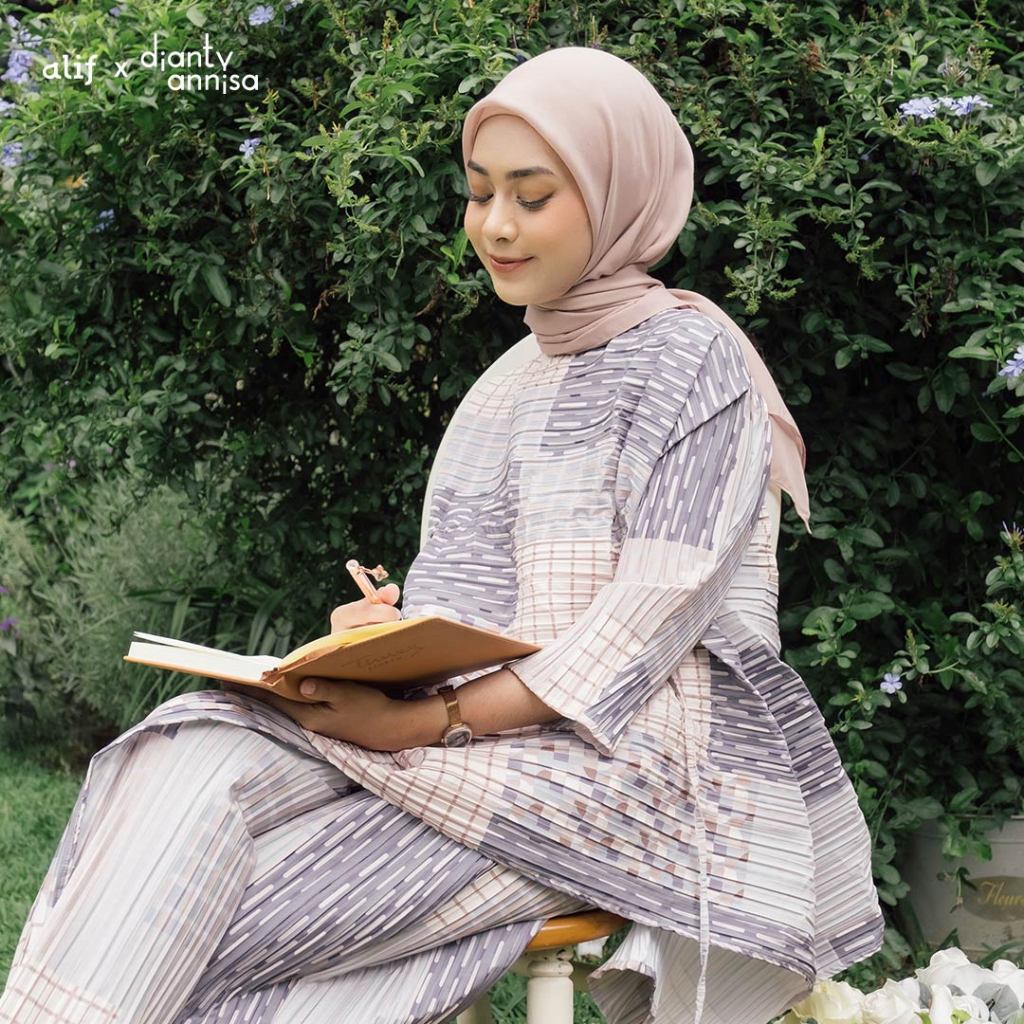 Jual Alif Modern Wear - Skye Scrunchie Top Pleats Motif - Alif x Dianty ...