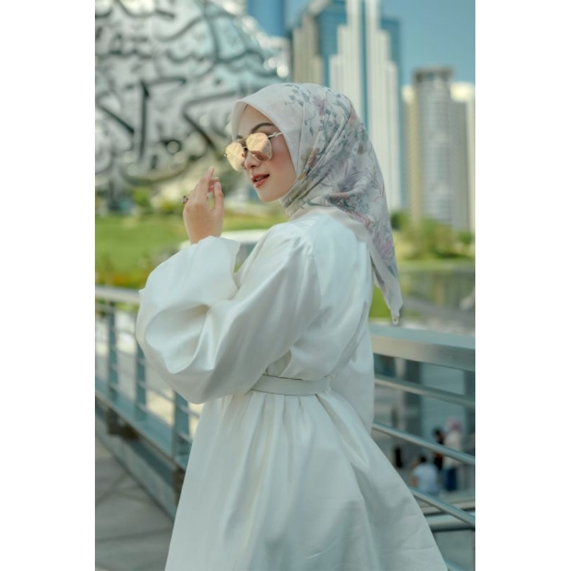 Jual Buttonscarves Dubai Ivory New Box | Shopee Indonesia