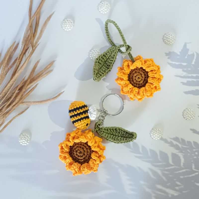 Jual BUNGA MATAHARI/DAISY RAJUT - Keychain / Bag charm | Shopee Indonesia