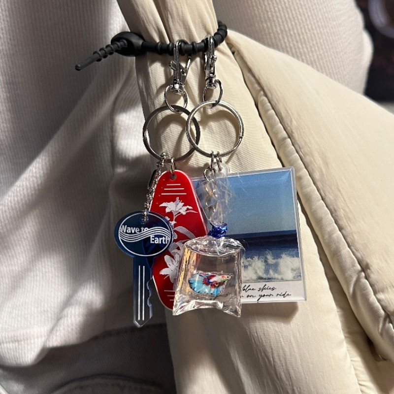 Jual PELUNASAN Keychain Wave to Earth studiogantung | Shopee Indonesia