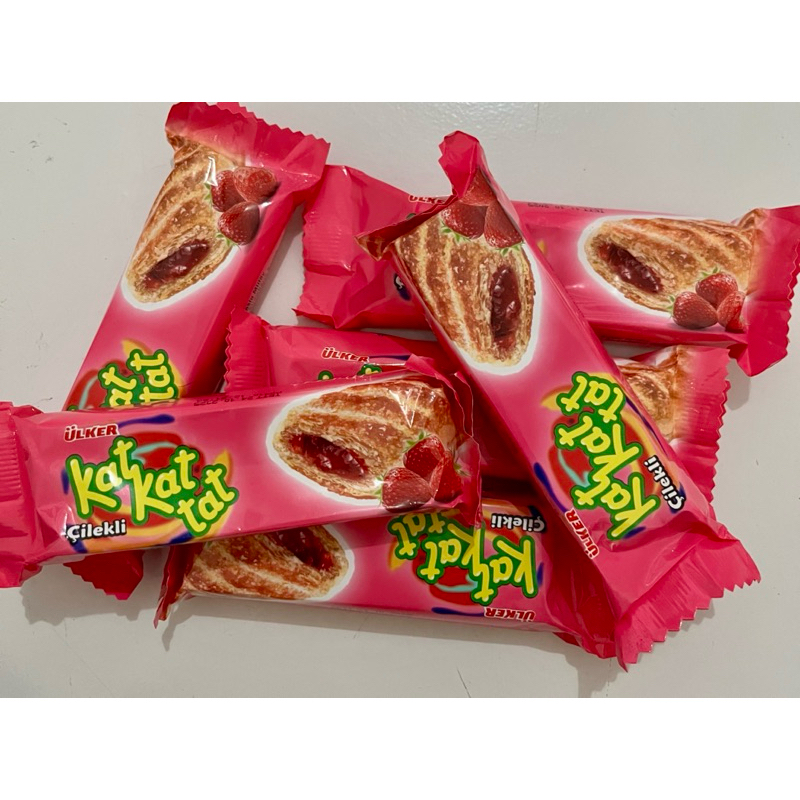 Jual ULKER KAT KAT PASTRY ISI STRAWBERRY ENAK WAFER PASTRY ULKER ...