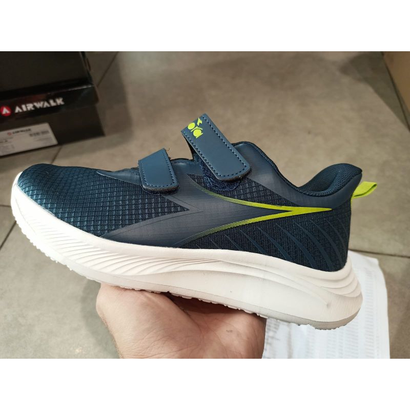 Jual Size 33 35 Sepatu olahraga anak Diadora Montel Navy running shoes ...
