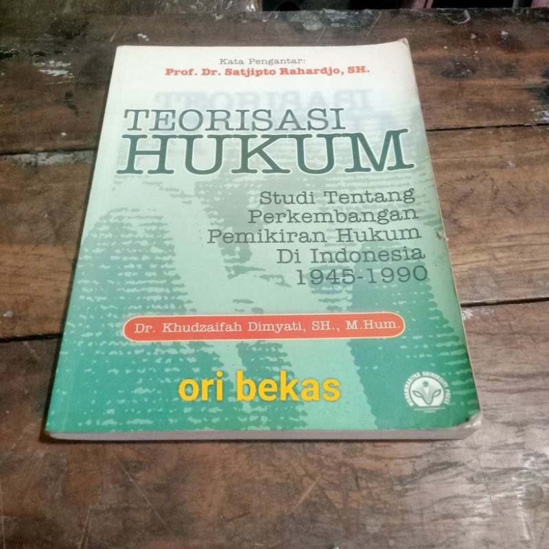 Jual BUKU TEORISASI HUKUM Studio Tentang Perkembangan Pemikiran Hukum di Indonesia 1945- 1990 ...