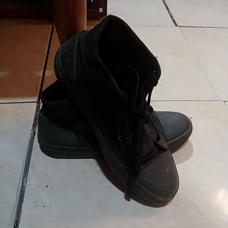 Jual sepatu bekas berkualitas awet jarang dipakai | Shopee Indonesia