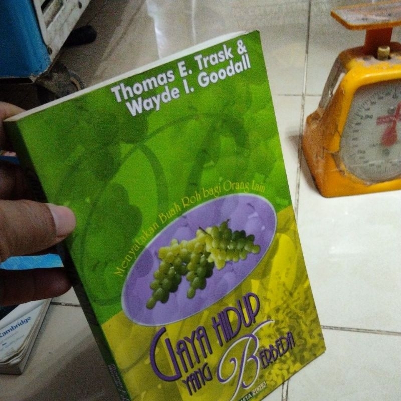 Jual GAYA HIDUP YANG BERBEDA Thomas E.Trask & Wayde I.Goodall | Shopee ...