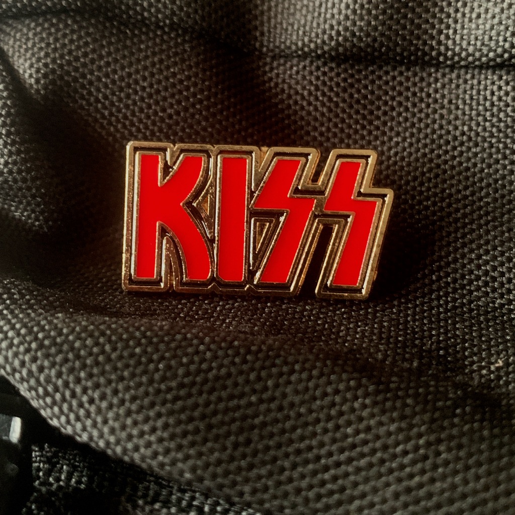 Jual PIN BAND KISS / PIN ENAMEL BAND | Shopee Indonesia