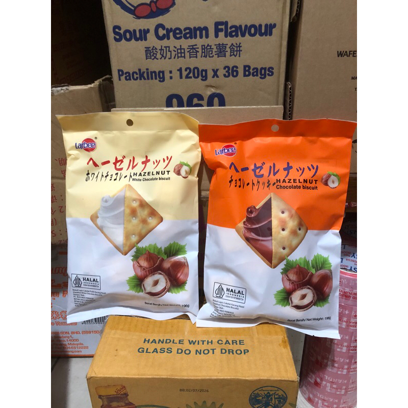 Jual Larbee Hazelnut Chocolate/White Chocolate Biscuit 196g | Shopee ...
